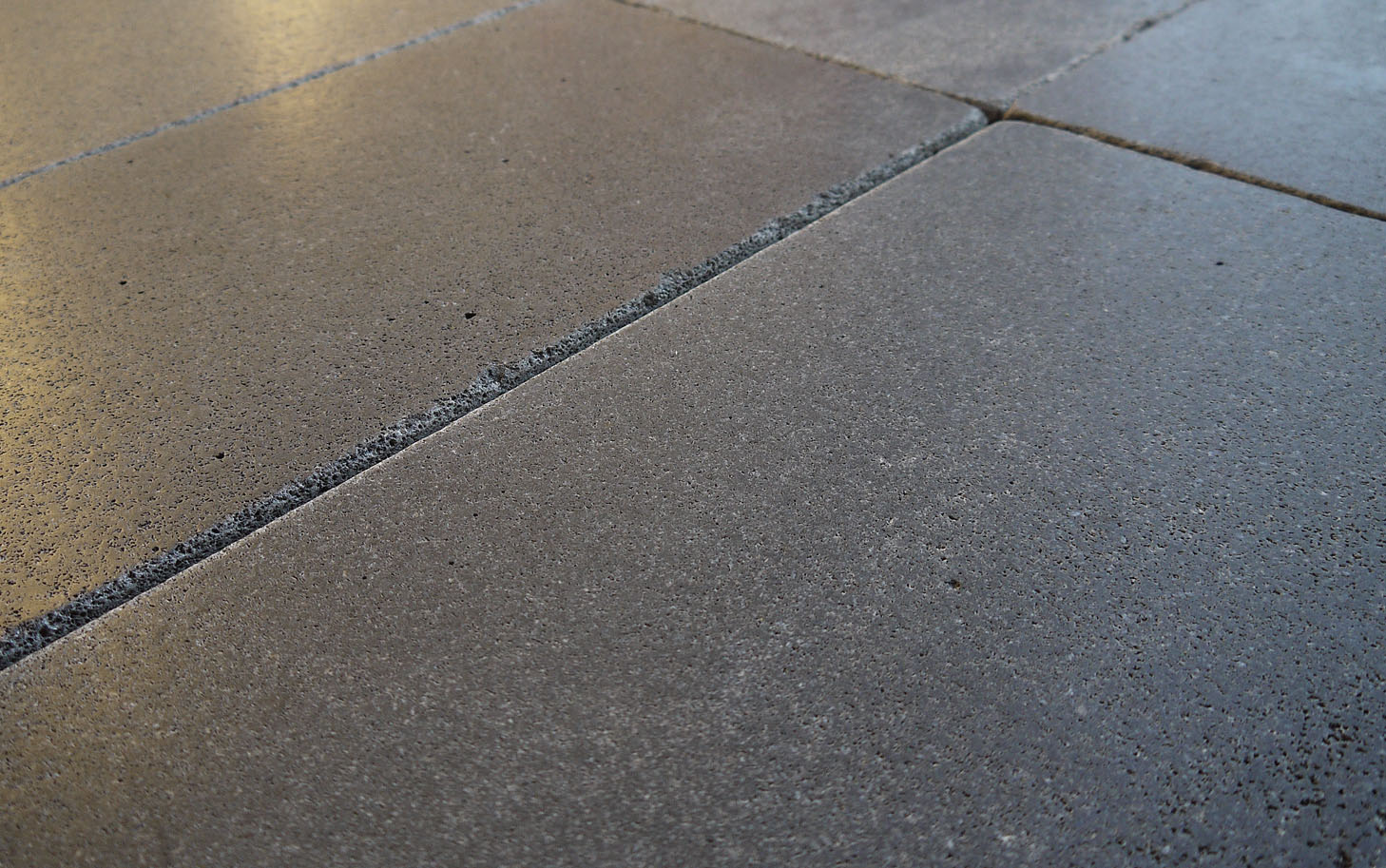 Terrassenplatten aus Naturstein Basalt in grau