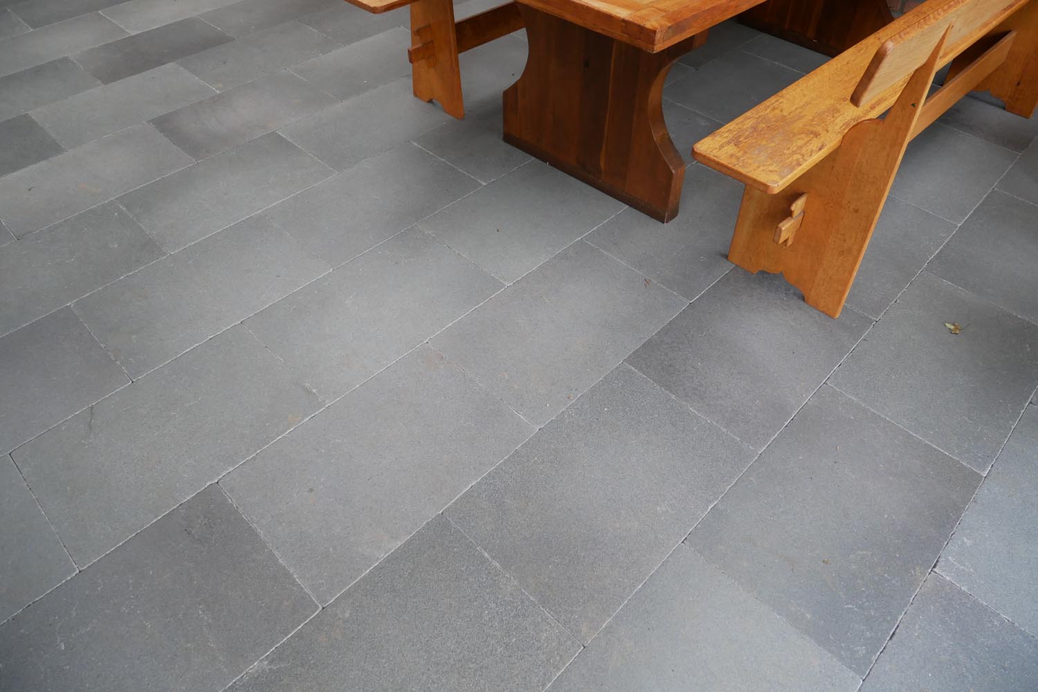 Terrassenplatten aus Naturstein Basalt in grau