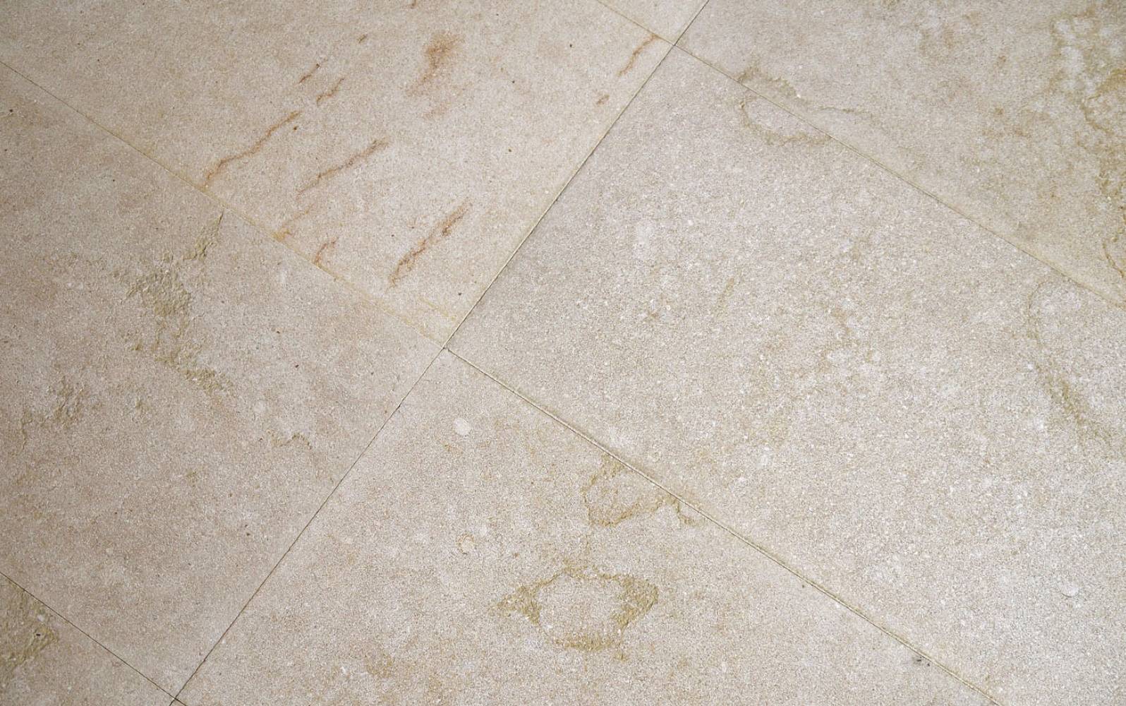 Moderne Fliesen aus Kalkstein grau für Boden und Bad