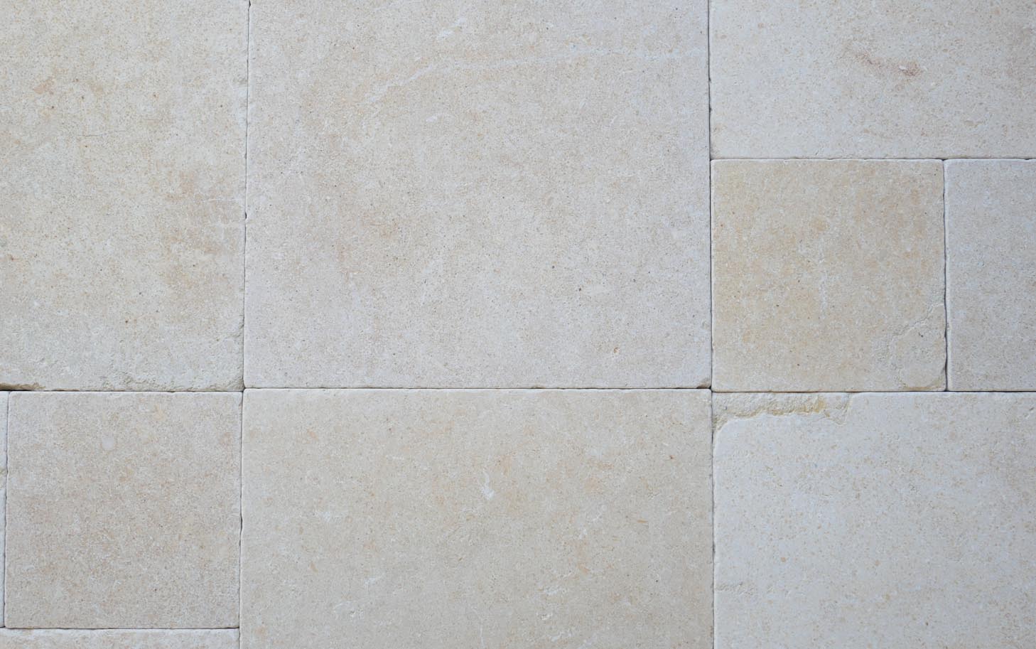 Beige Terrassenplatten aus Kalkstein Salem getrommelt