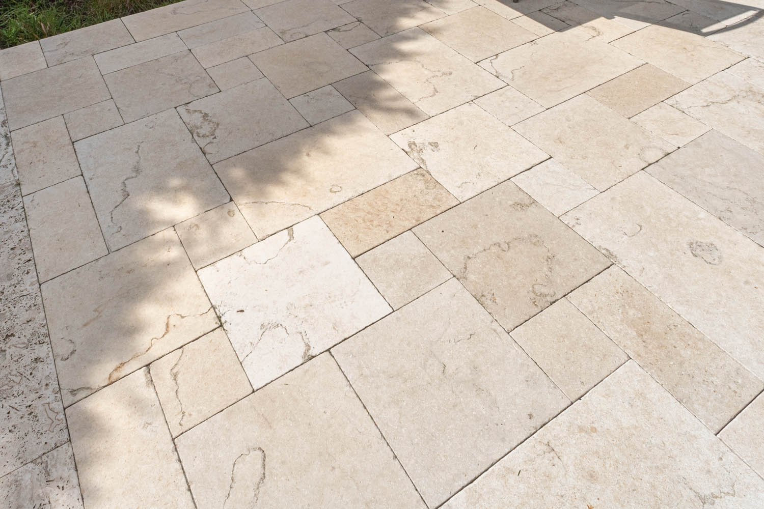 Beige Terrassenplatten aus Kalkstein Salem getrommelt