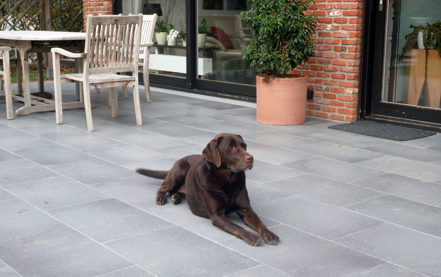 Terrassenplatten aus Naturstein Basalt in grau