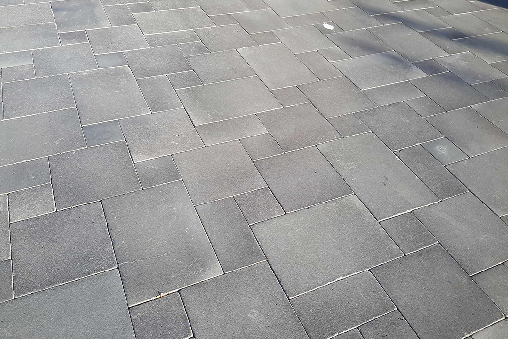 Terrassenplatten aus Naturstein Basalt in grau