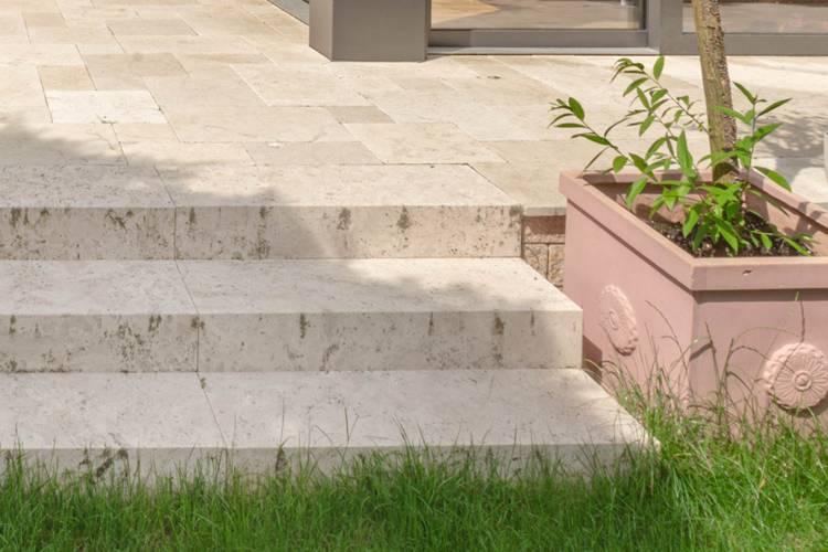 Blockstufen für Steintreppen aus Naturstein Travertin