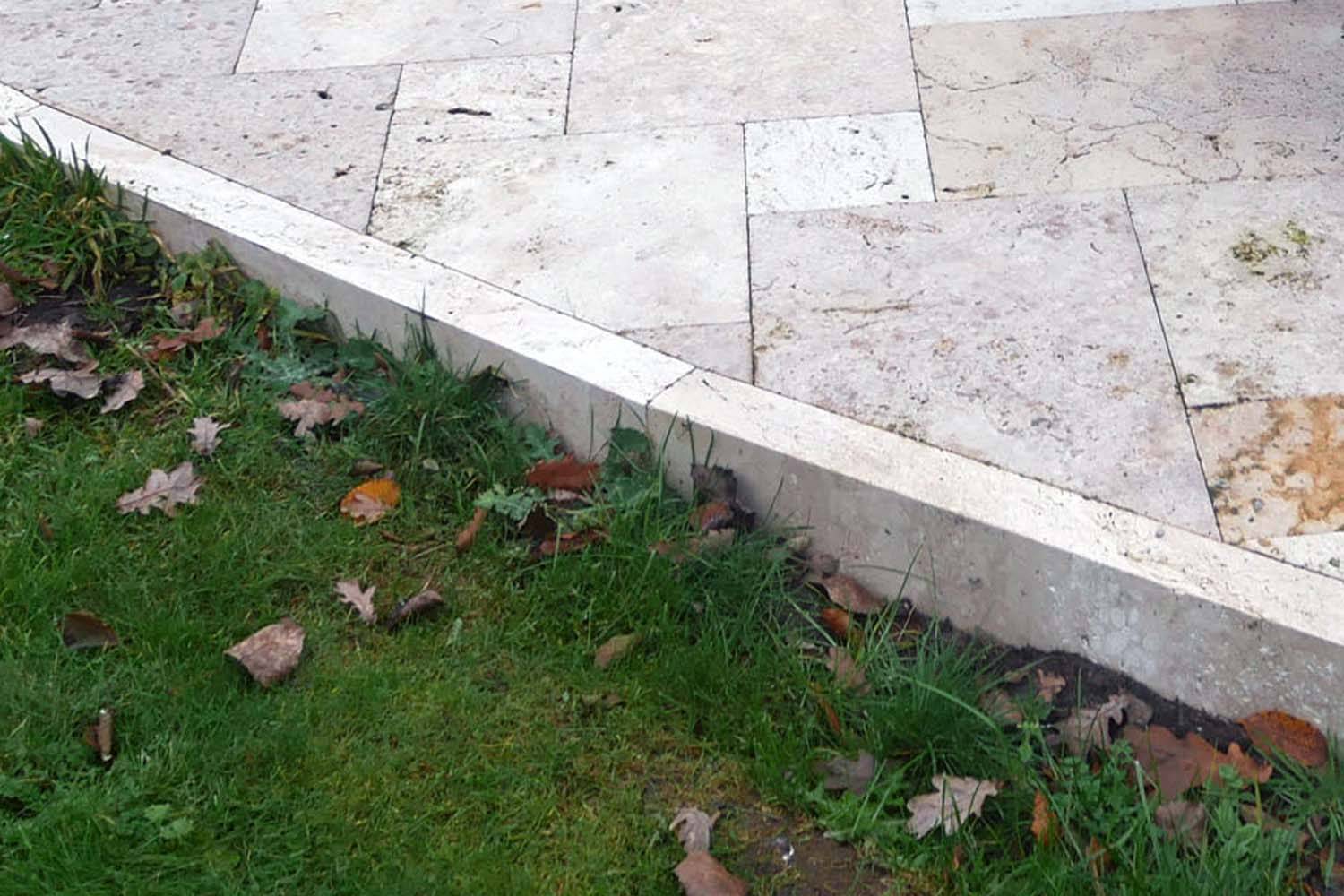 Randstein Travertin Naturstein zur Terrasseneinfassung